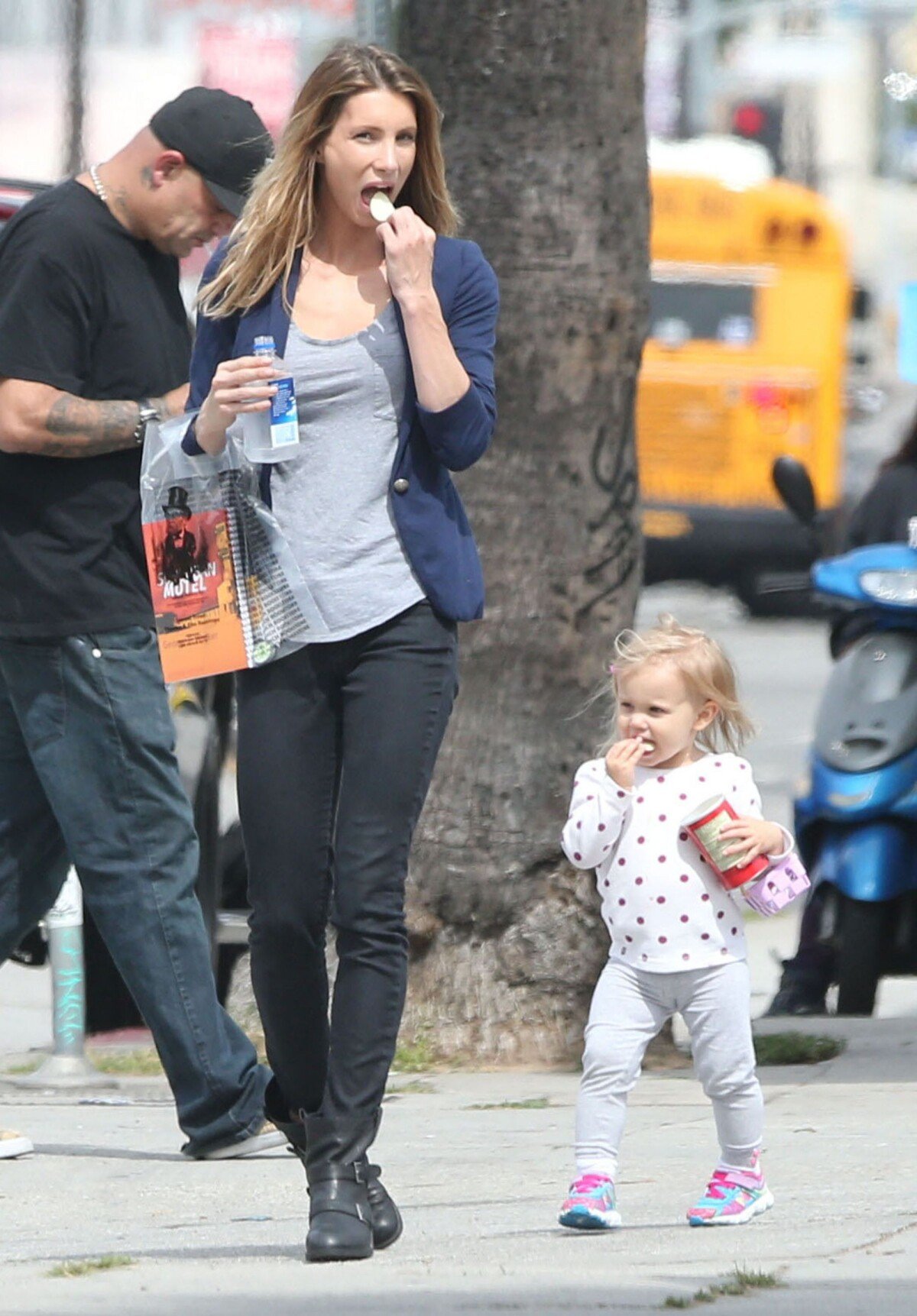 Photo : Exclusif - Sonni Pacheco se promène avec sa fille Ava à West ...