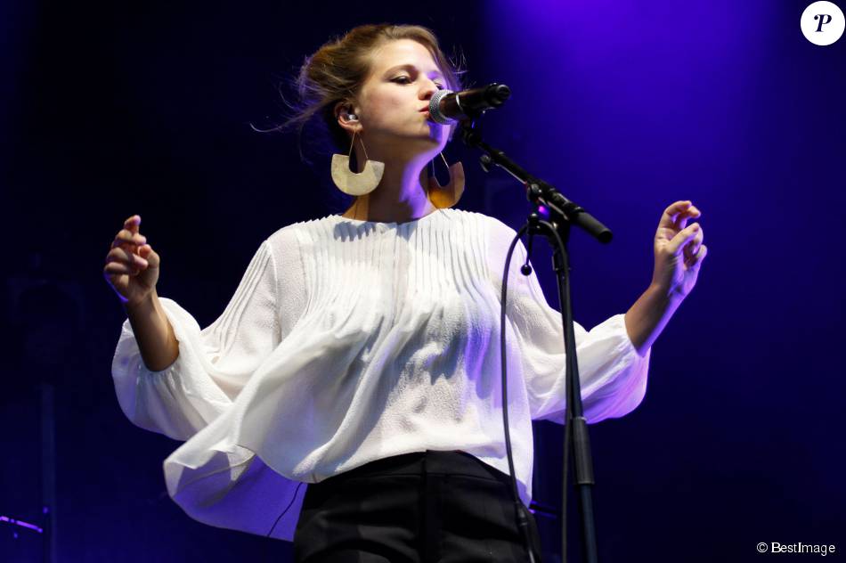 Selah Sue en concert lors du deuxième jour du Festival Fnac Live 2015 ...