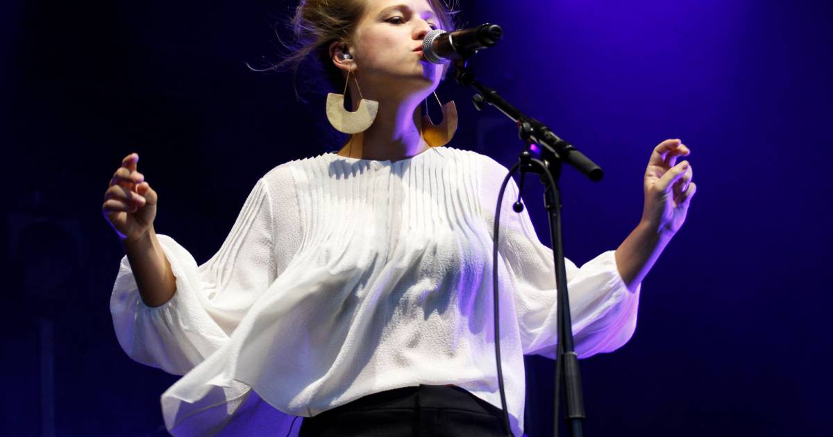 Selah Sue en concert lors du deuxième jour du Festival Fnac Live 2015 ...