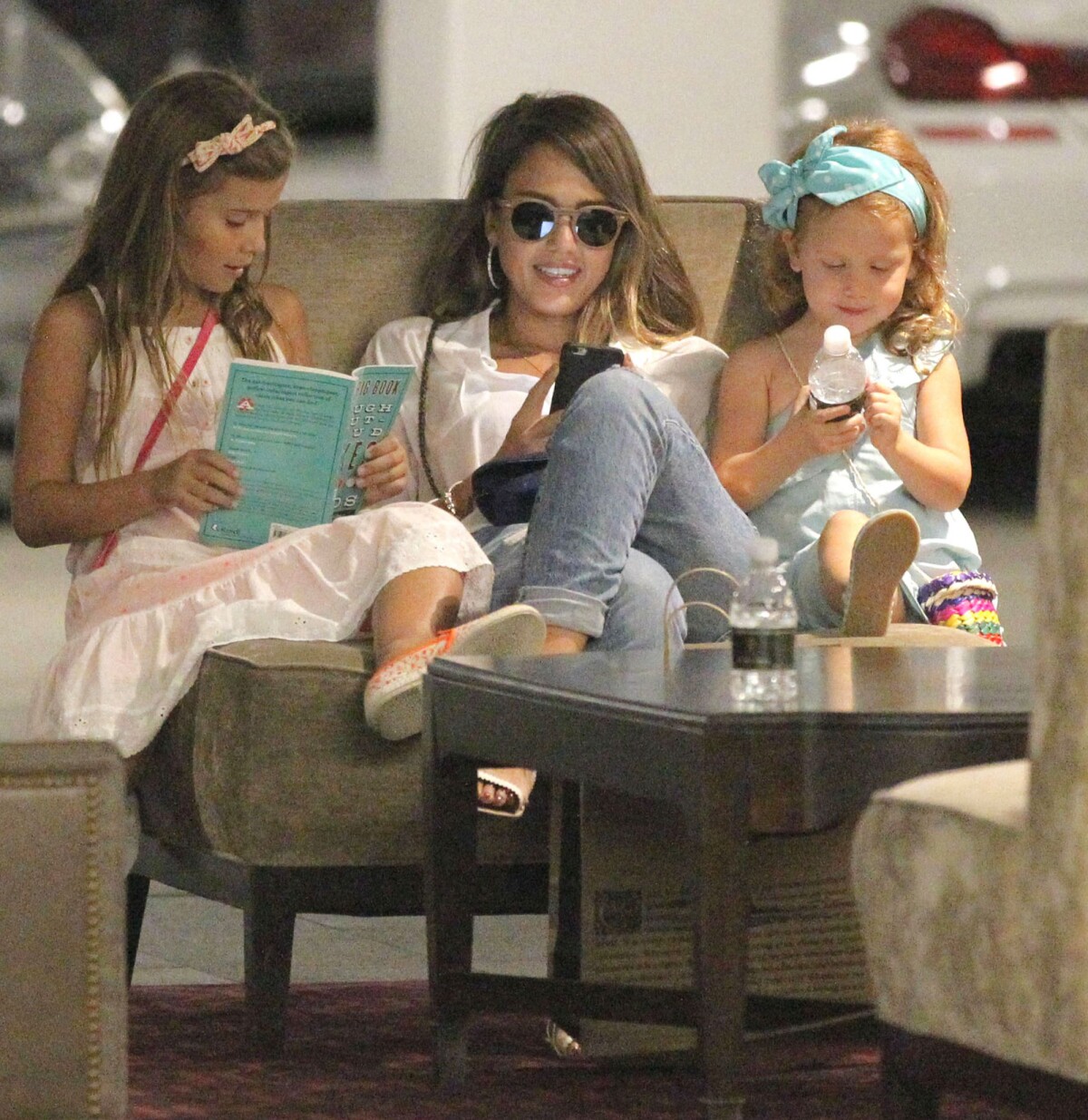 Photo : La belle Jessica Alba fait du shopping en compagnie de ses deux ...