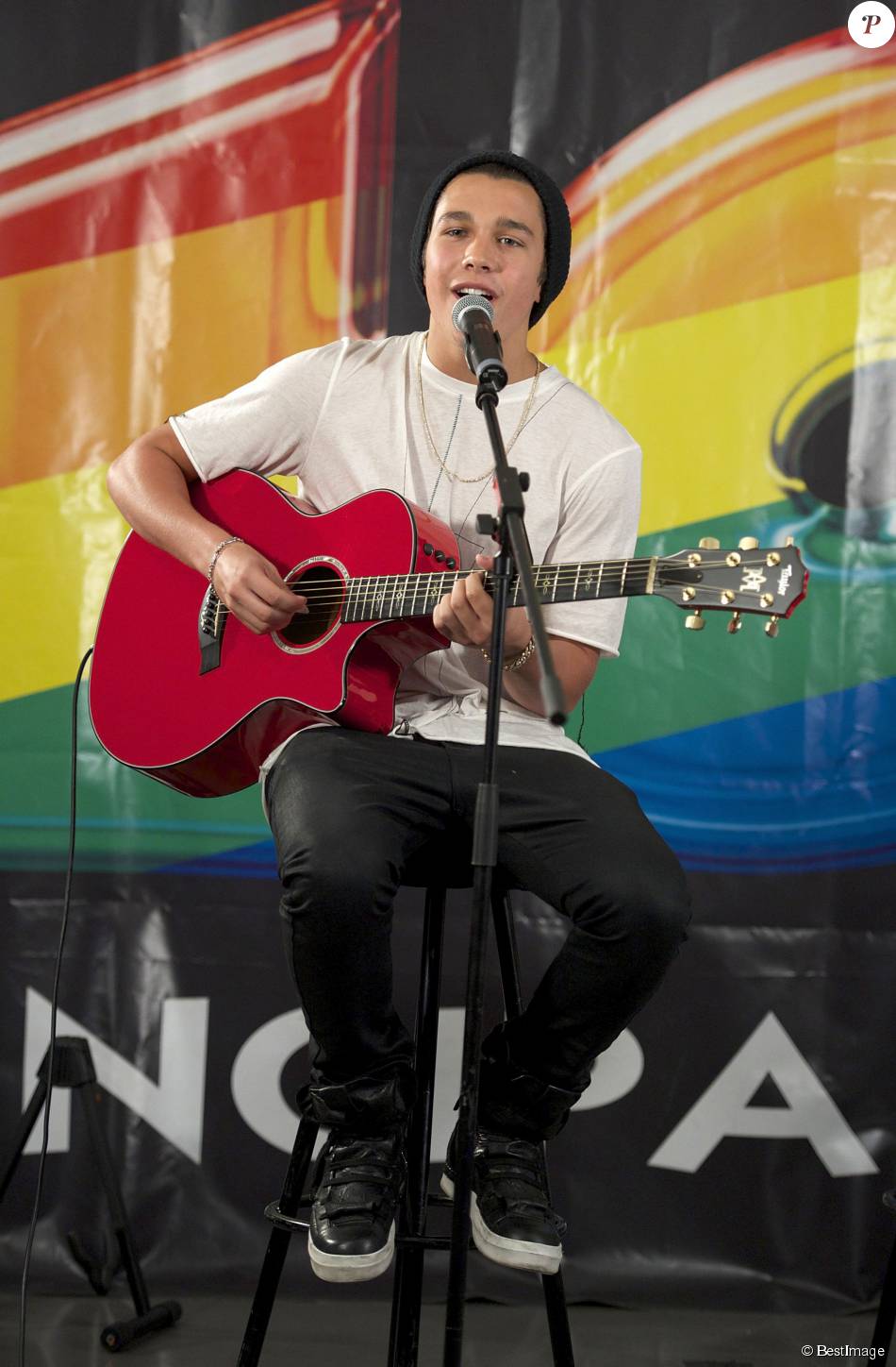 Austin Mahone en showcase lors de son passage à la radio 40 Principales ...