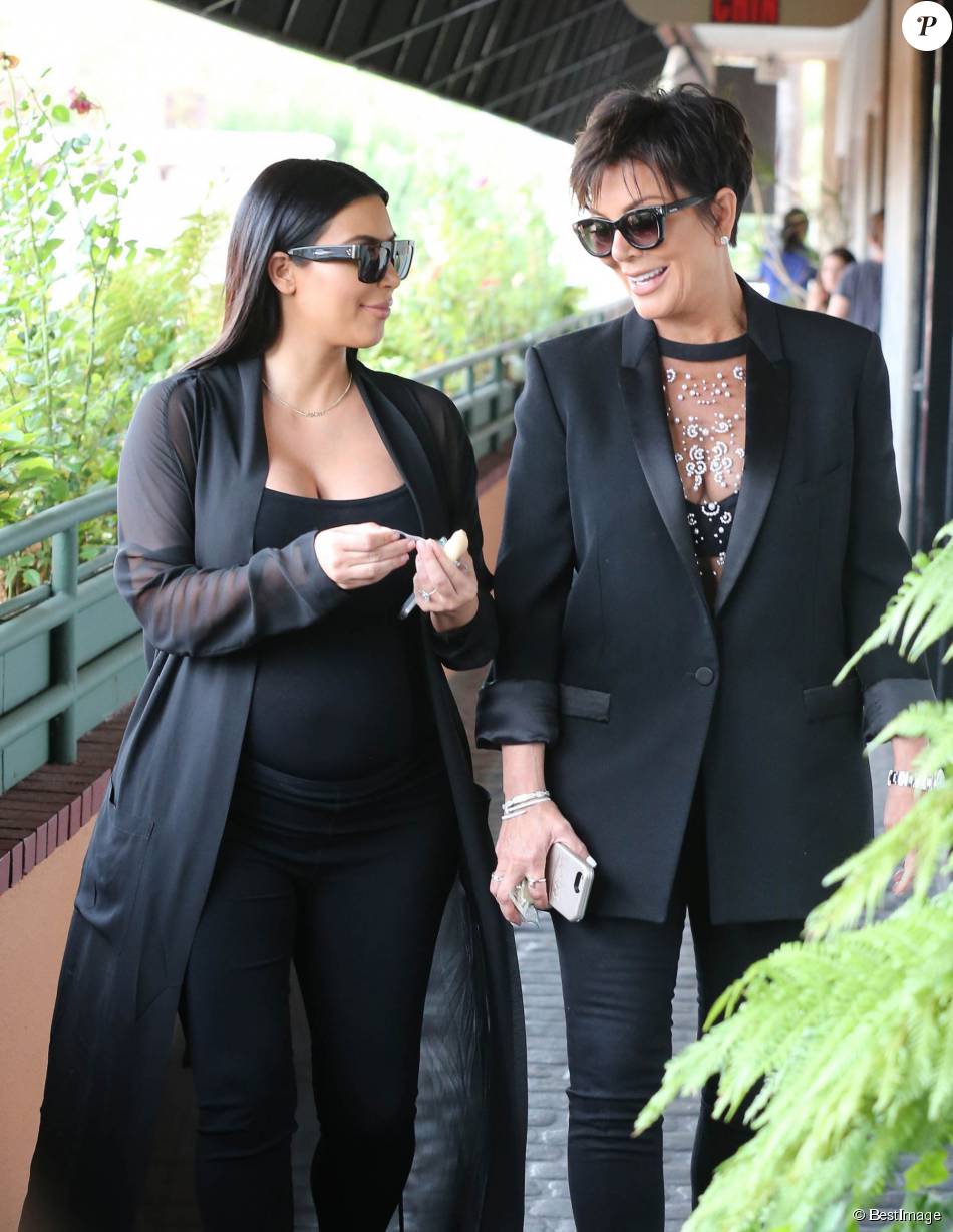Kim Kardashian, enceinte, et sa mère Kris Jenner arrivent au restaurant ...