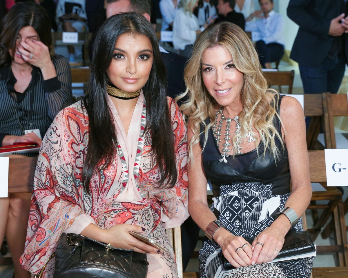 Photo : Fajer Al-Rajaan et Stefani Greenfield au défilé de la ...