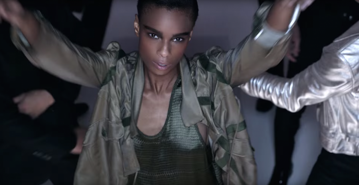Photo : Kayla Scott pour le défilé filmé de Tom Ford, collection prêt-à ...