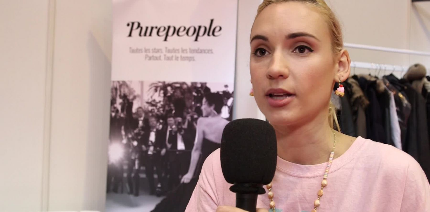 Natoo, star de Youtube : La jeune humoriste fait sensation au salon ...