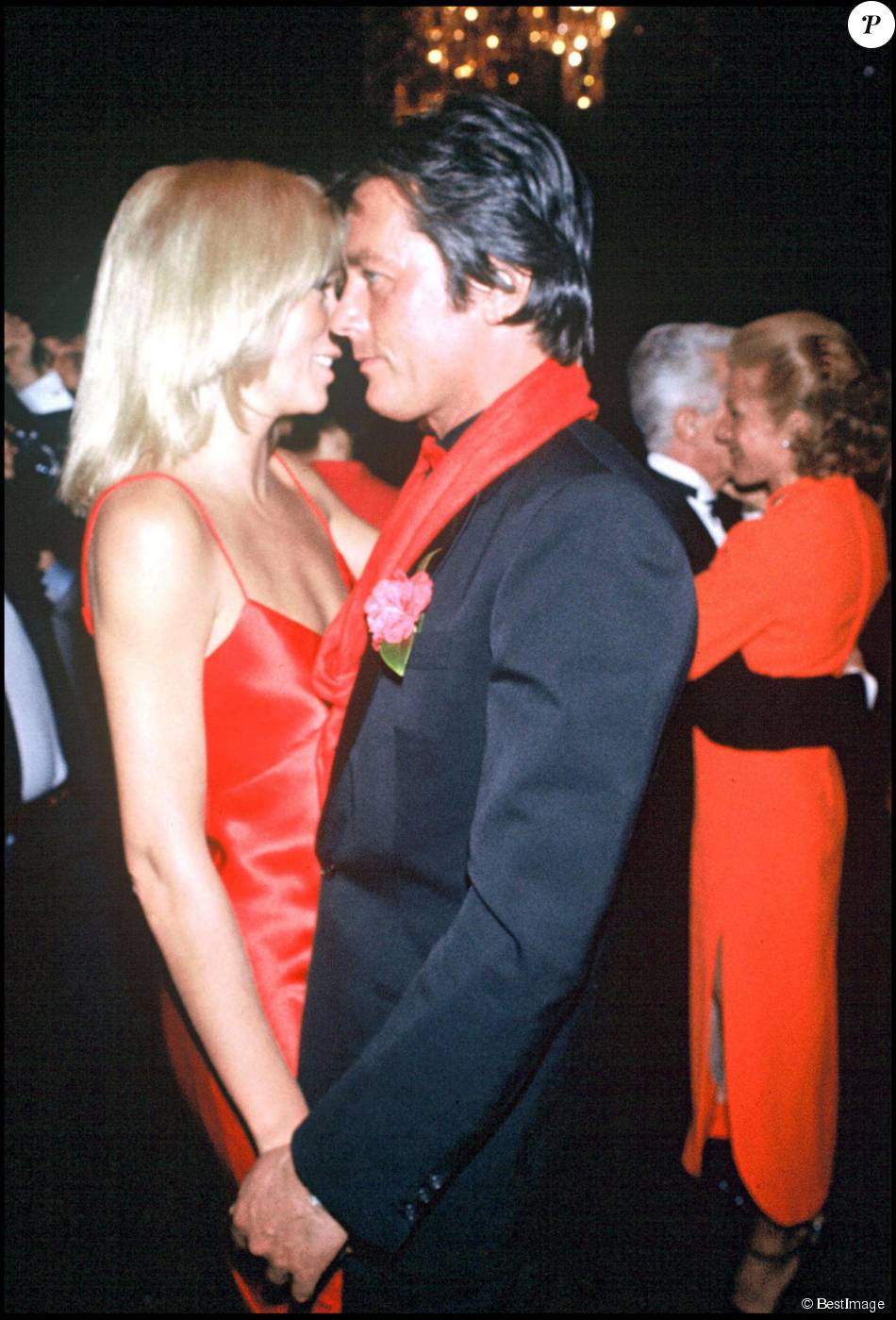 Alain Delon et Mireille Darc lors des 35 ans du Lido en 1981 - Purepeople
