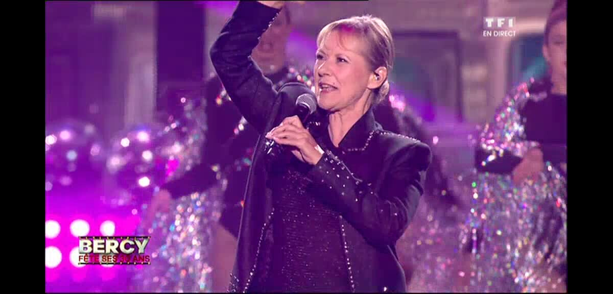 Vidéo : Dorothée interprète Tremblement de terre, lors du concert ...