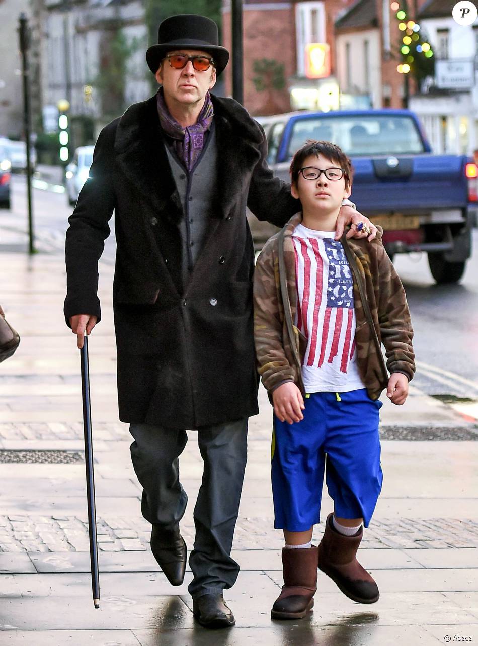 Nicolas Cage fait du shopping avec son fils Kal-El à Glastonbury ...