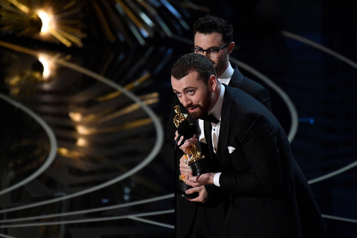 Photo : Sam Smith (right) and Jimmy Napes accept the Oscar for Best ...