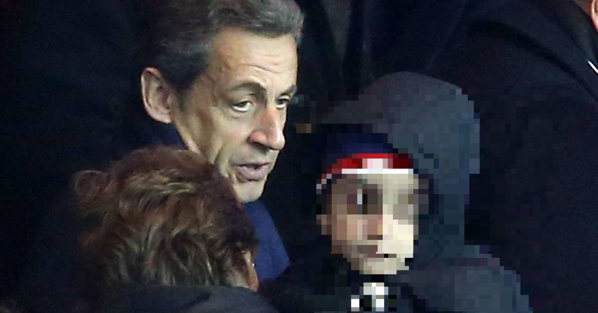 Nicolas Sarkozy et son petit-fils Solal, People au match de football ...
