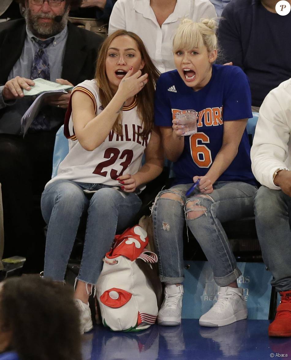 Miley Cyrus et sa grande soeur Brandi lors du match de NBA New York ...