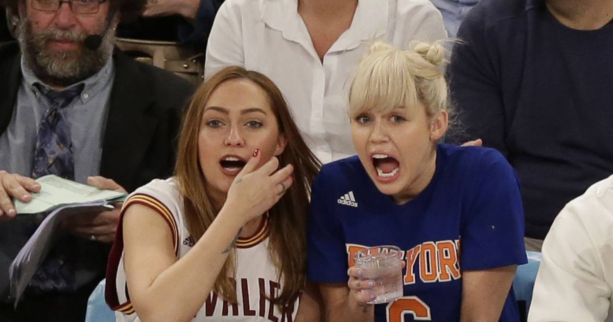 Miley Cyrus et sa grande soeur Brandi lors du match de NBA New York ...