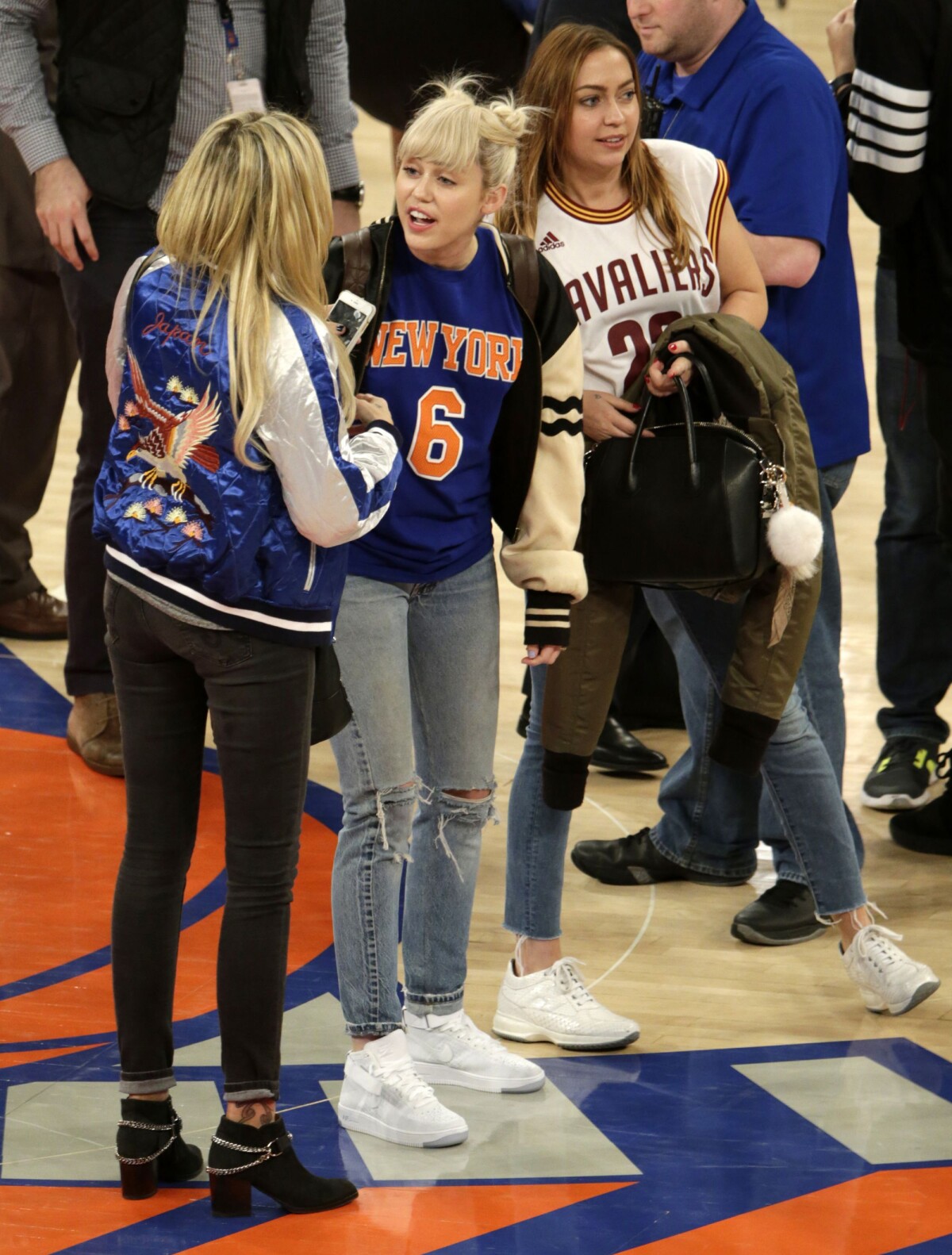 Photo : Miley, Brandi et leur maman Tish Cyrus lors du match de NBA New ...