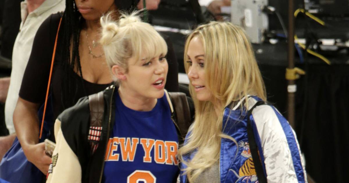 Miley et Tish Cyrus lors du match de NBA New York Knicks vs. Cleveland ...