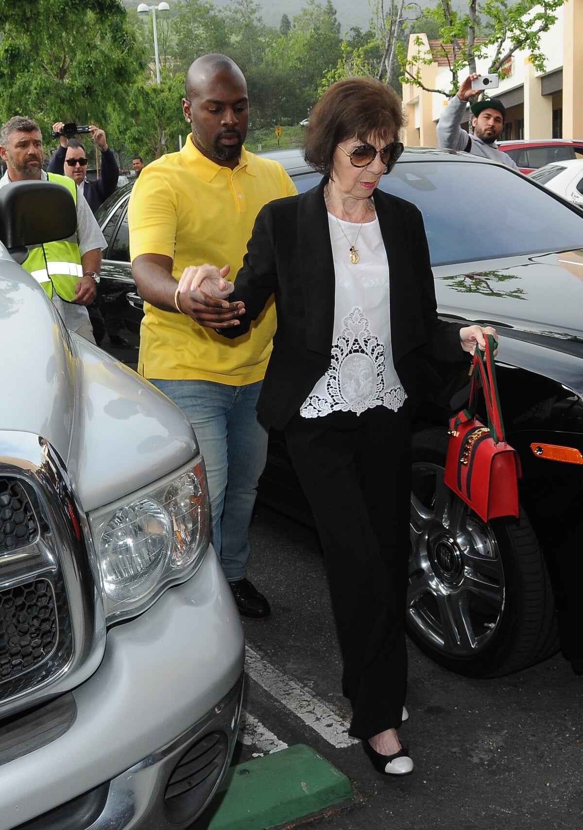Photo : Corey Gamble et sa belle-mère Mary Jo arrivent à l'église de ...
