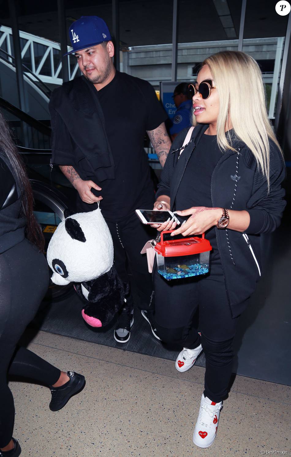 Rob Kardashian et sa compagne Blac Chyna arrivent à l'aéroport LAX de ...