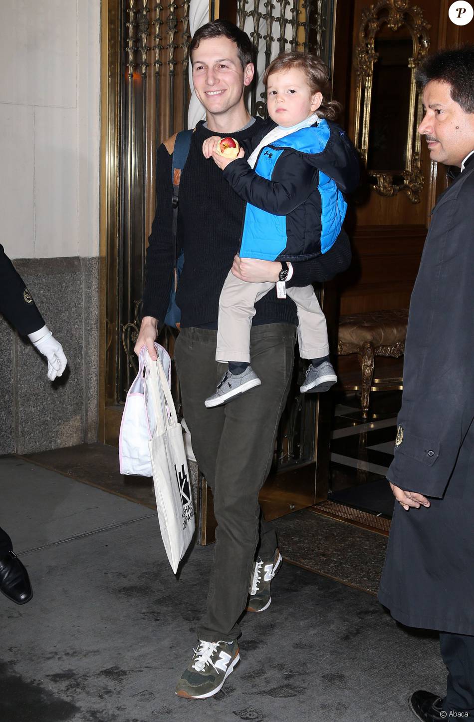 Jared Kushner et son fils Joseph dans les rues de New York, le 28 mars ...