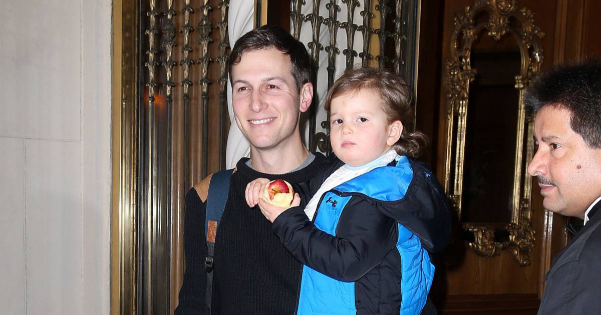 Jared Kushner et son fils Joseph dans les rues de New York, le 28 mars ...