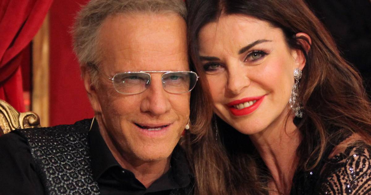 Christopher Lambert pose avec sa compagne Alba Parietti à Rome, le 9 ...