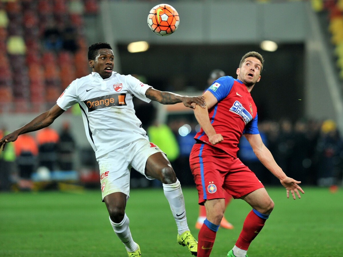 Photo Patrick Ekeng Ici à Gauche Joueur Du Dinamo Bucarest Est