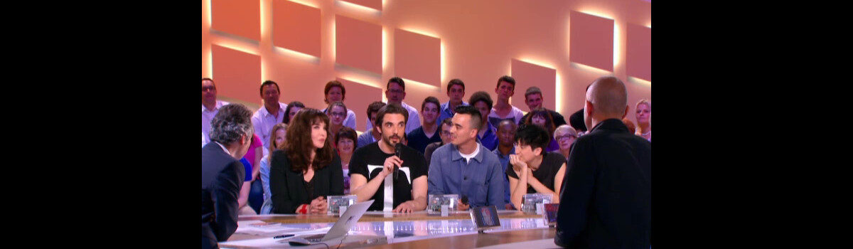 Photo : Isabelle Adjani avec le groupe The Aikiu dont fait partie son fils Barnabé (au centre ...