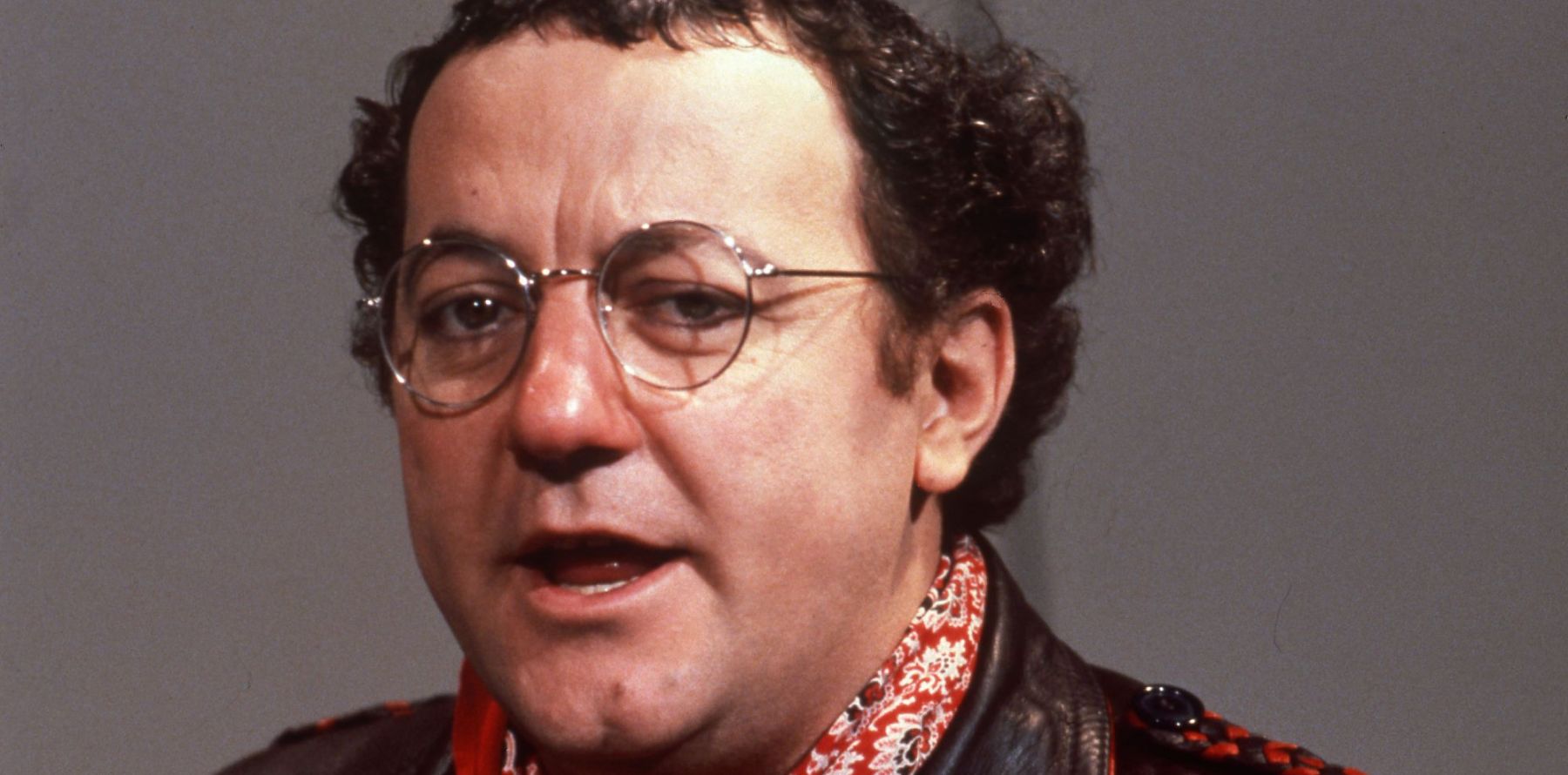 Coluche, déjà 30 ans : "Il recevait des lettres avec des balles ...