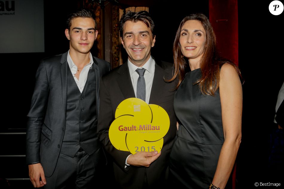 Yannick Alléno (Cuisinier de l'année 2015) entouré de sa compagne ...