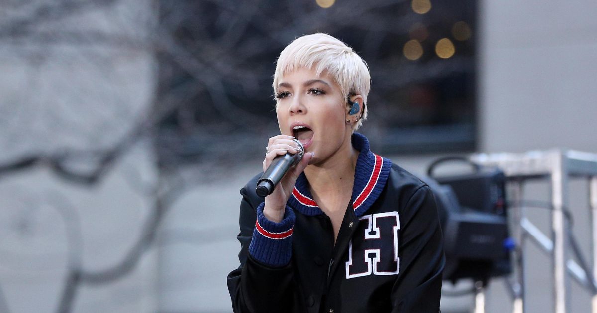 La chanteuse Halsey lors de l'émission Today au Rockefeller Center à ...