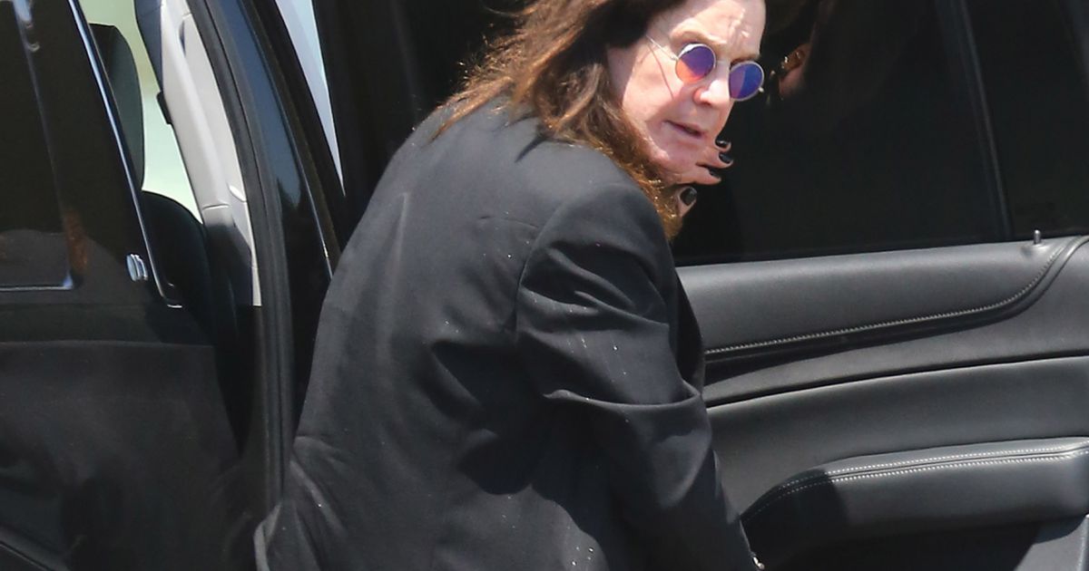 Ozzy Osbourne monte dans un jet privé à Los Angeles le 18 mai 2016 ...