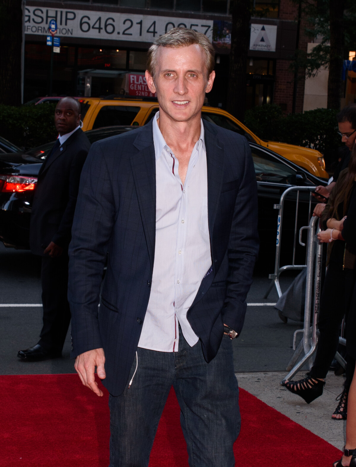 Photo : Dan Abrams lors de la première d'Anthropoid au AMC Loews ...