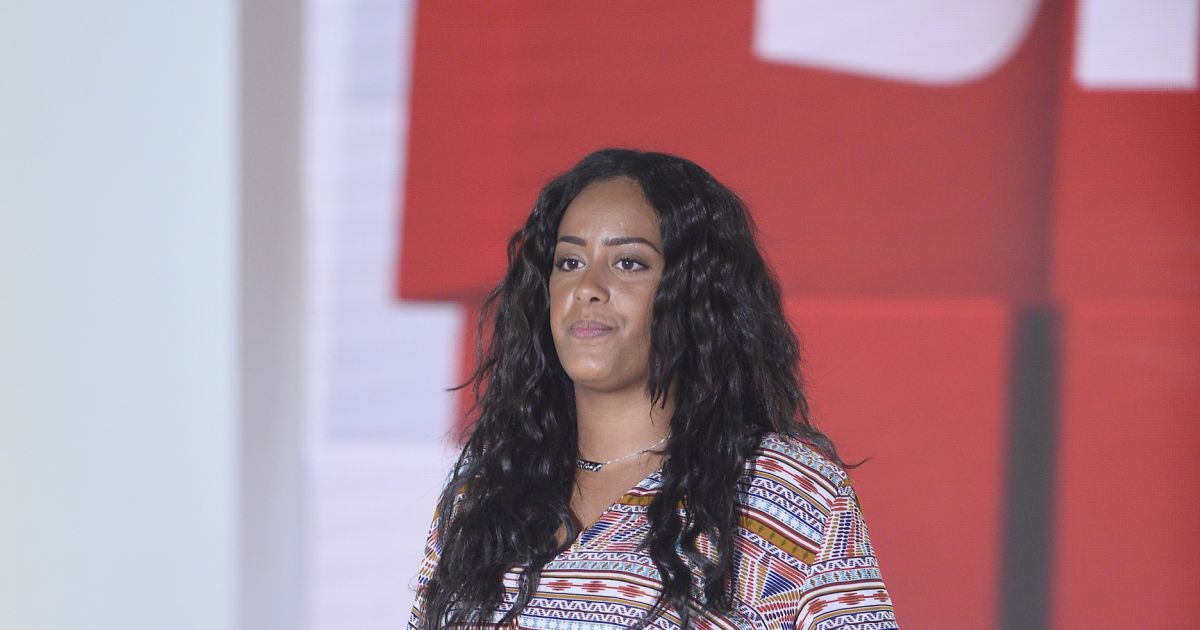 Amel Bent lors de l'enregistrement de l'émission Vivement Dimanche à ...