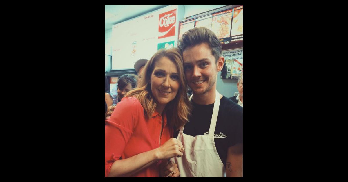 Céline Dion pose avec un employé du restaurant Schwartz's, à Montréal ...