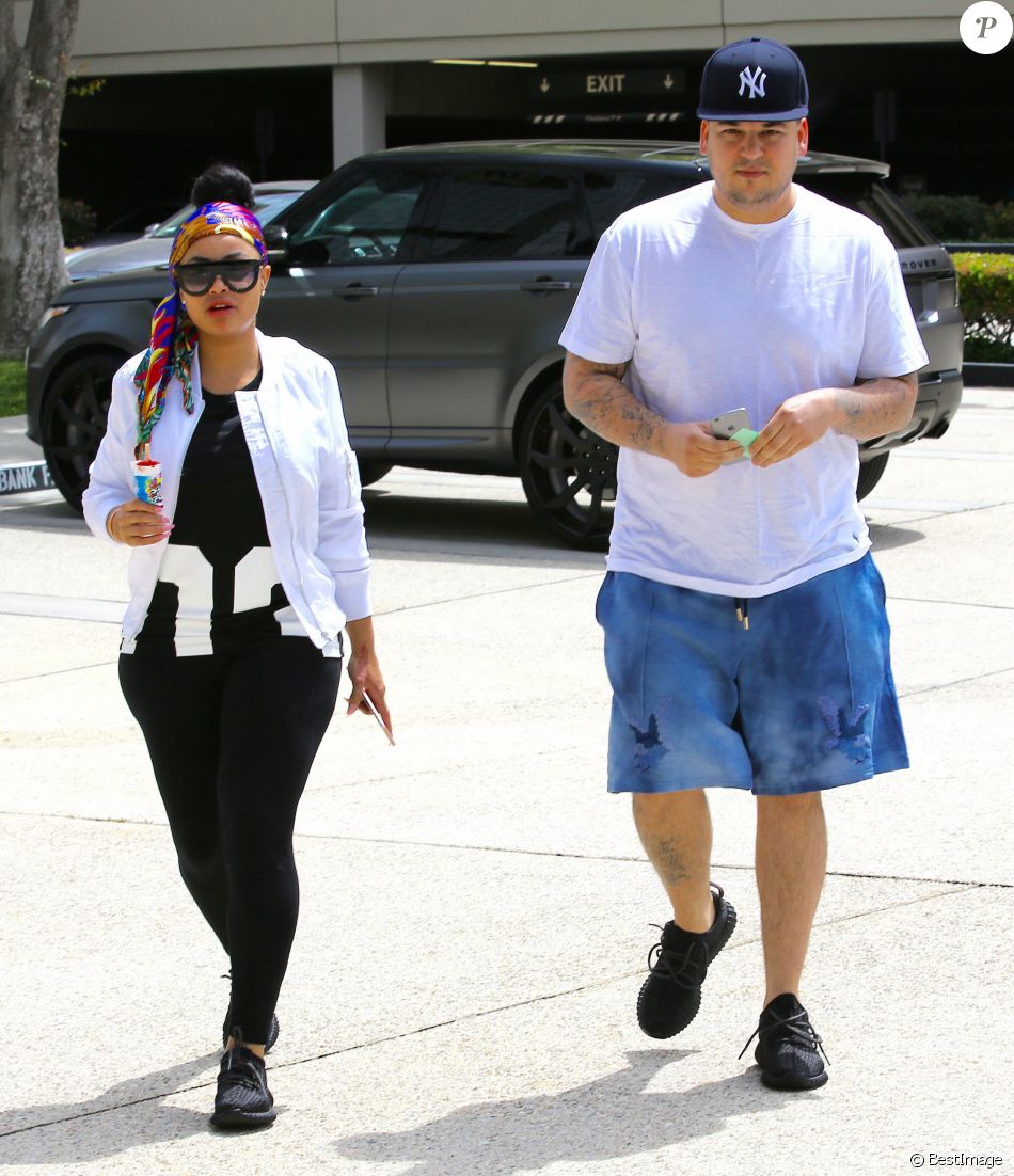 Rob Kardashian et sa fiancée Blac Chyna se promènent dans les rues de ...