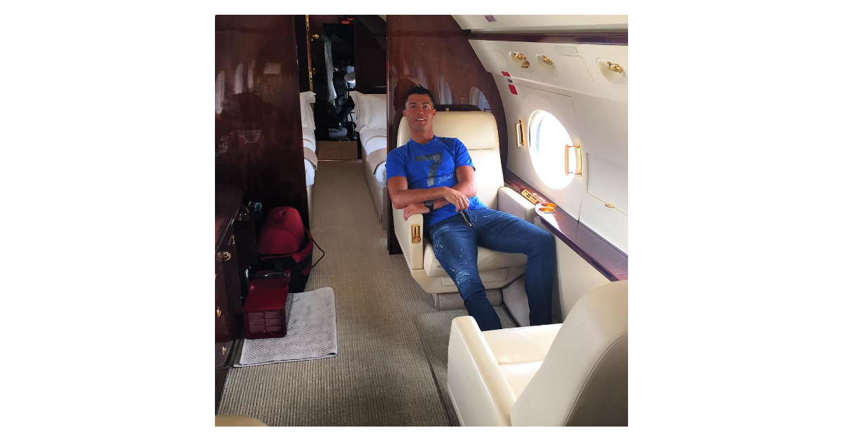 Cristiano Ronaldo pose dans son jet privé sur Instagram. - Purepeople
