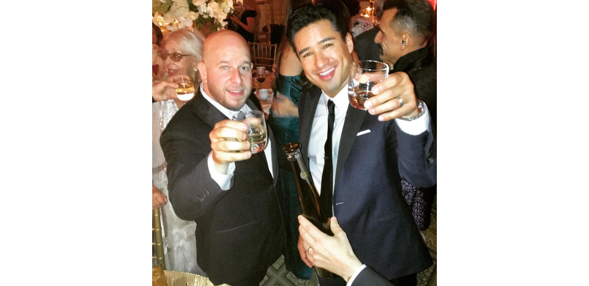 Photo : Mario Lopez pose avec le marié, Noah Tepperberg, à New York le ...