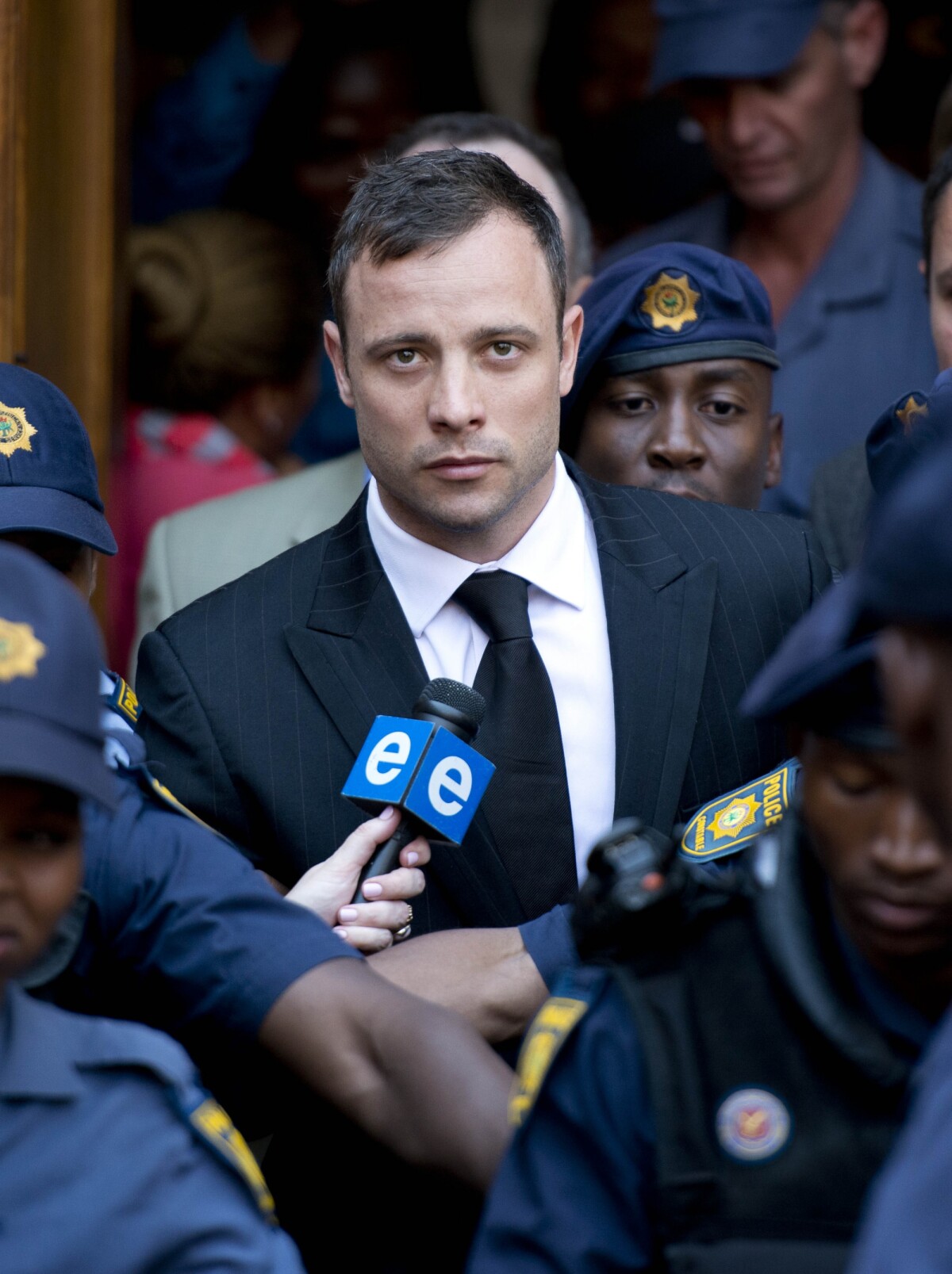 Photo : Oscar Pistorius quitte le tribunal de Pretoria, le 12 septembre ...