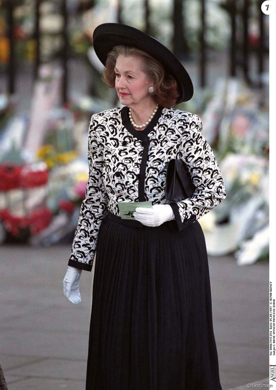 Lady Raine Spencer, belle-mère de Lady Diana, lors des funérailles de ...