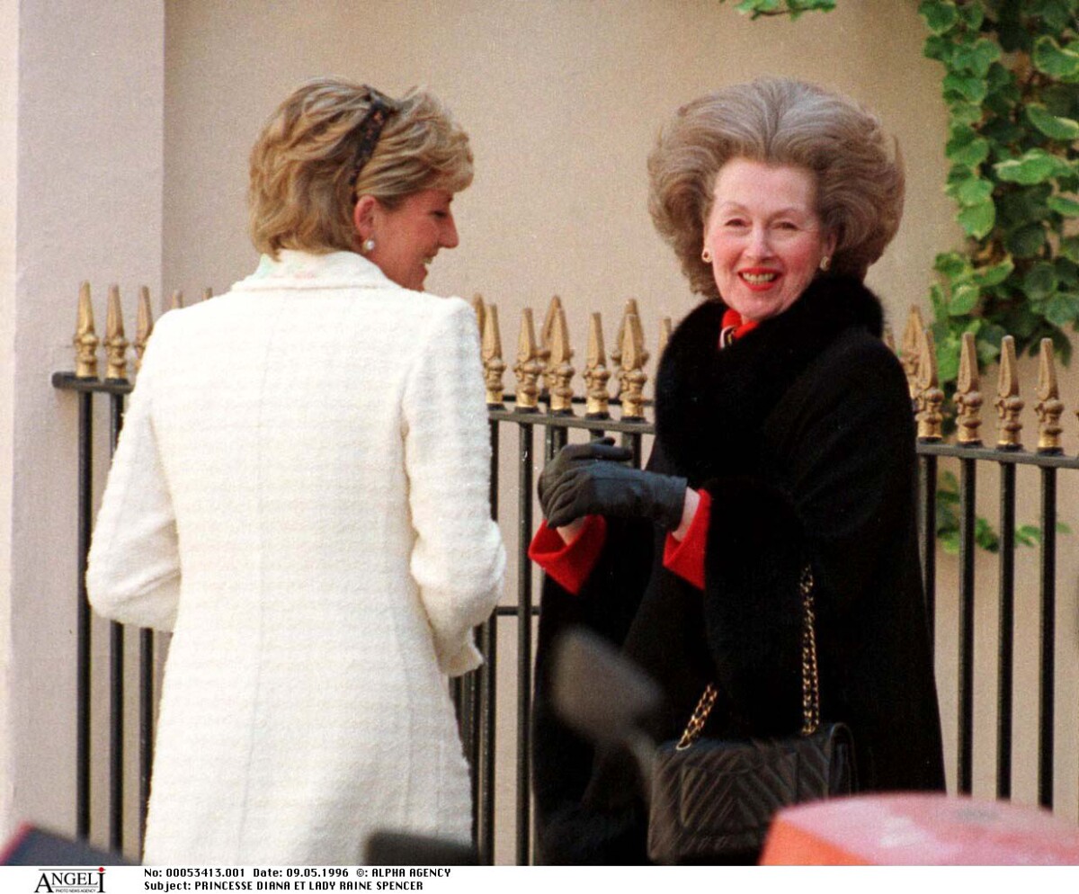 Photo : Lady Di et sa belle-mère Lady Raine Spencer, souriantes à ...