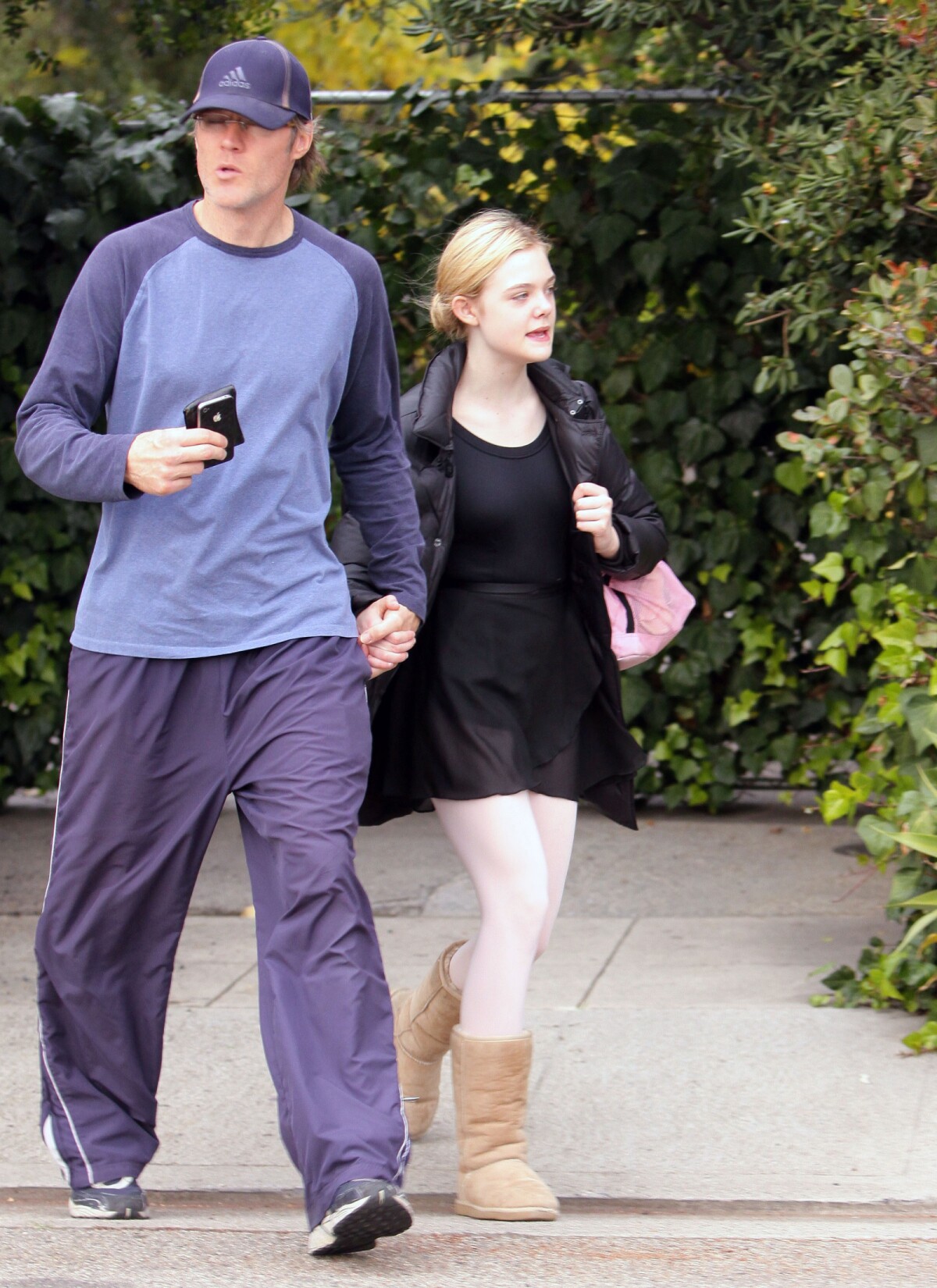 Photo : Elle Fanning et son père à North Hollywood, le 4 décembre 2010 ...