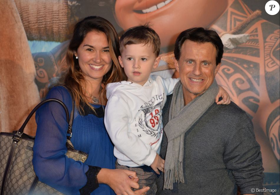 Vincent Perrot et sa compagne Virginie avec leur fils - Avant-première ...