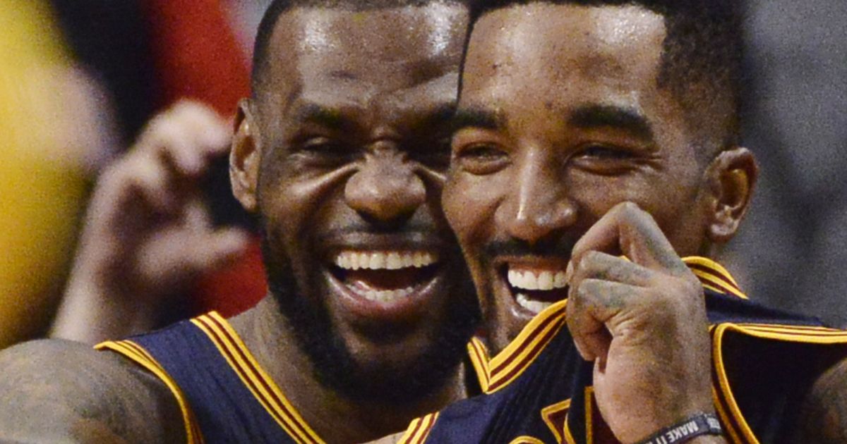 LeBron James et J.R. Smith des Cavaliers de Cleveland lors d'un match ...
