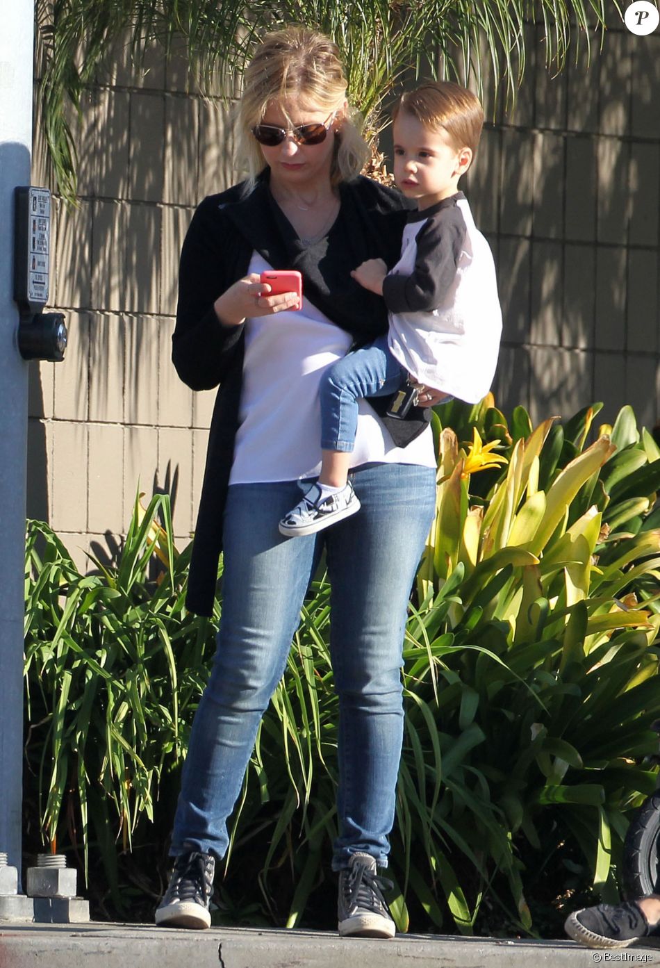 Exclusif - Sarah Michelle Gellar et son fils Rocky Prinze dans les rues ...