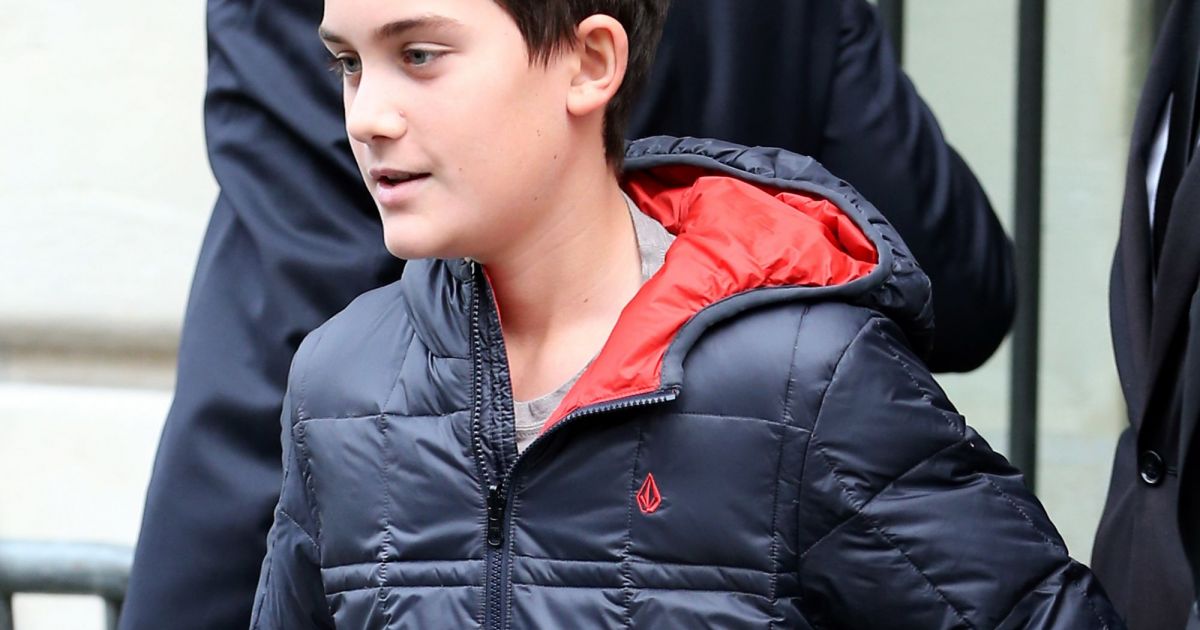 René-Charles, le fils aîné de Céline Dion, sort de son hôtel parisien ...