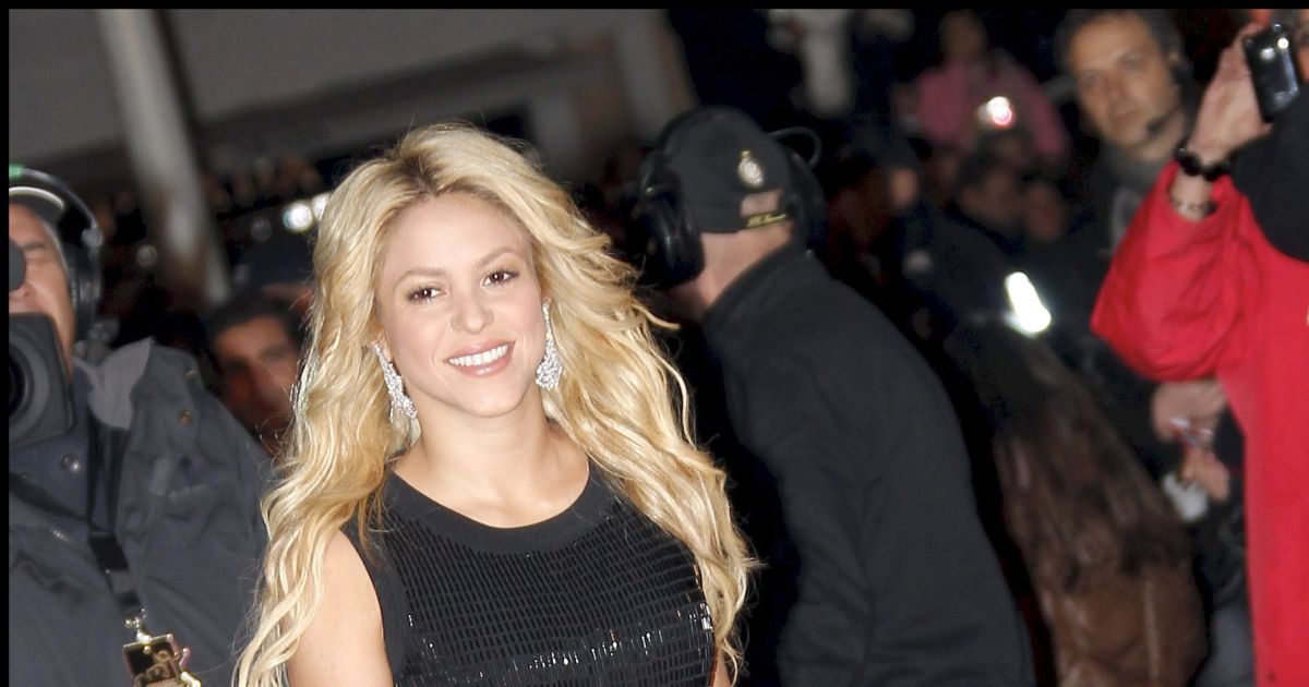 Shakira en robe Azzedine Alaïa aux 12e NRJ Music Awards. Cannes ...