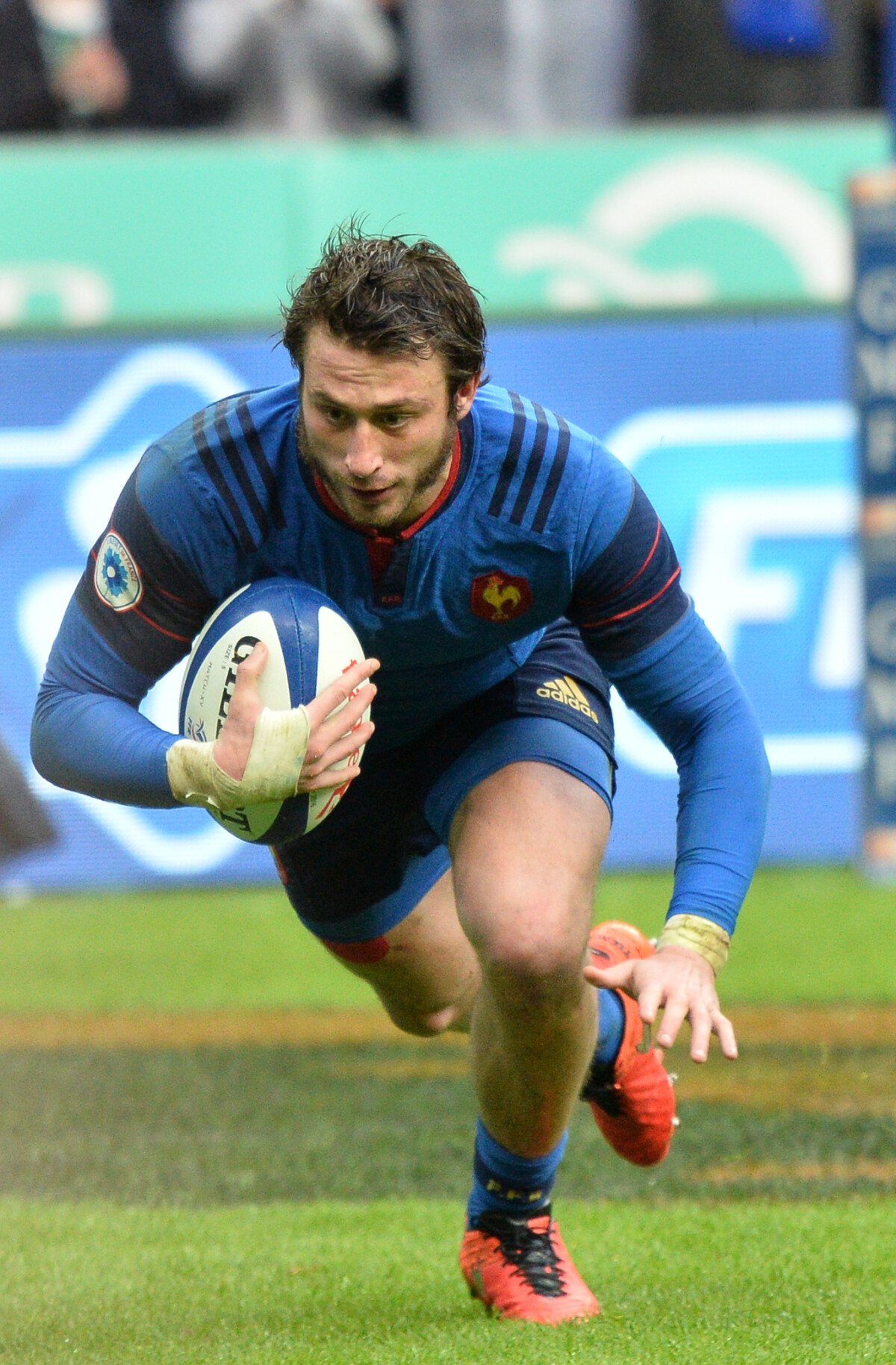 Photo : Maxime Médard va à l'essai lors de France-Irlande dans le ...