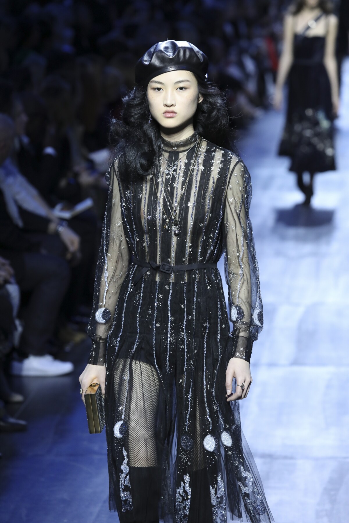 Photo : Mannequin au défilé de mode "Christian Dior", collection prêt-à ...