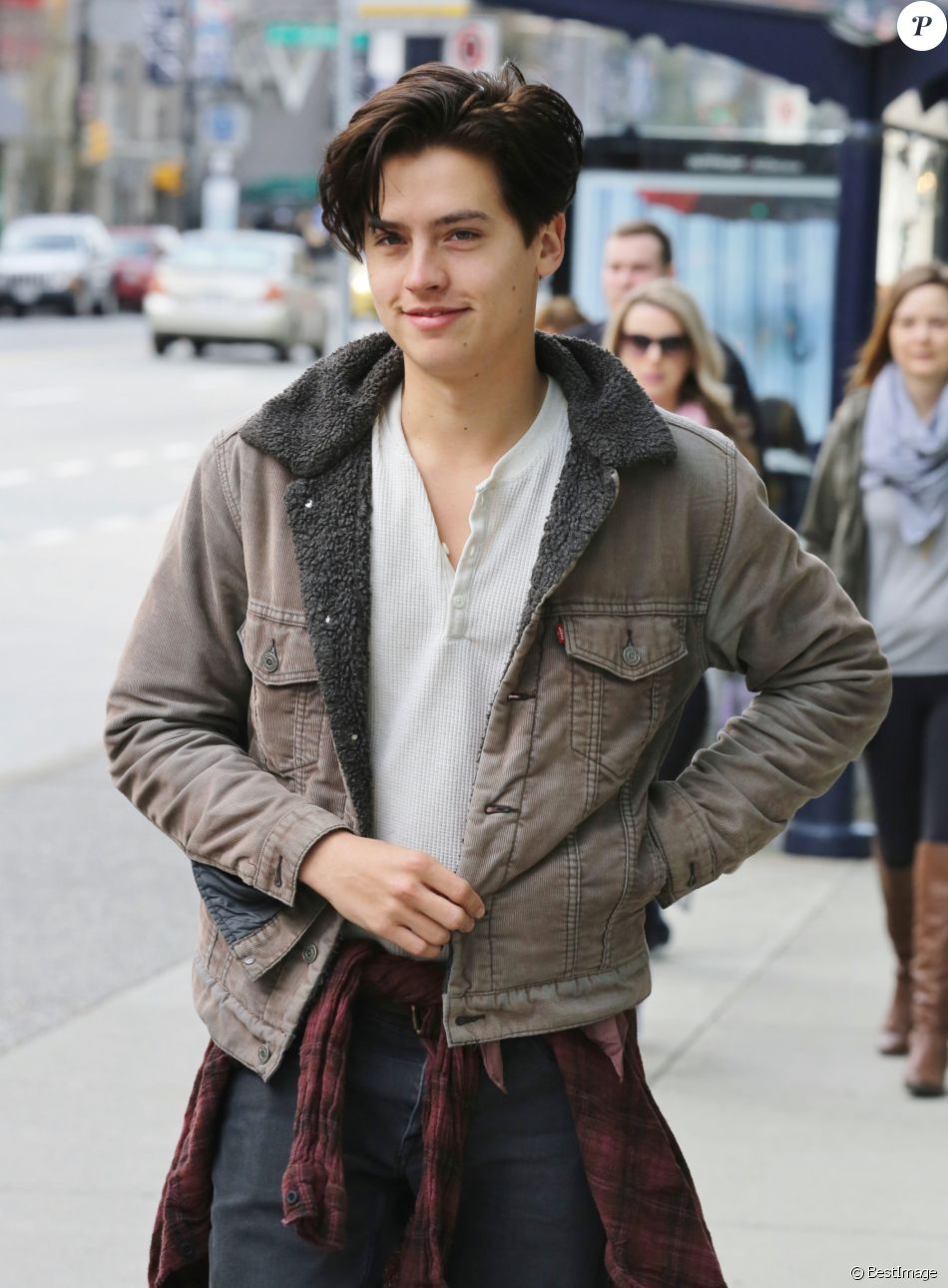 Cole Sprouse salue et parle avec ses fans à Vancouver - Le 19 mars 2016 ...