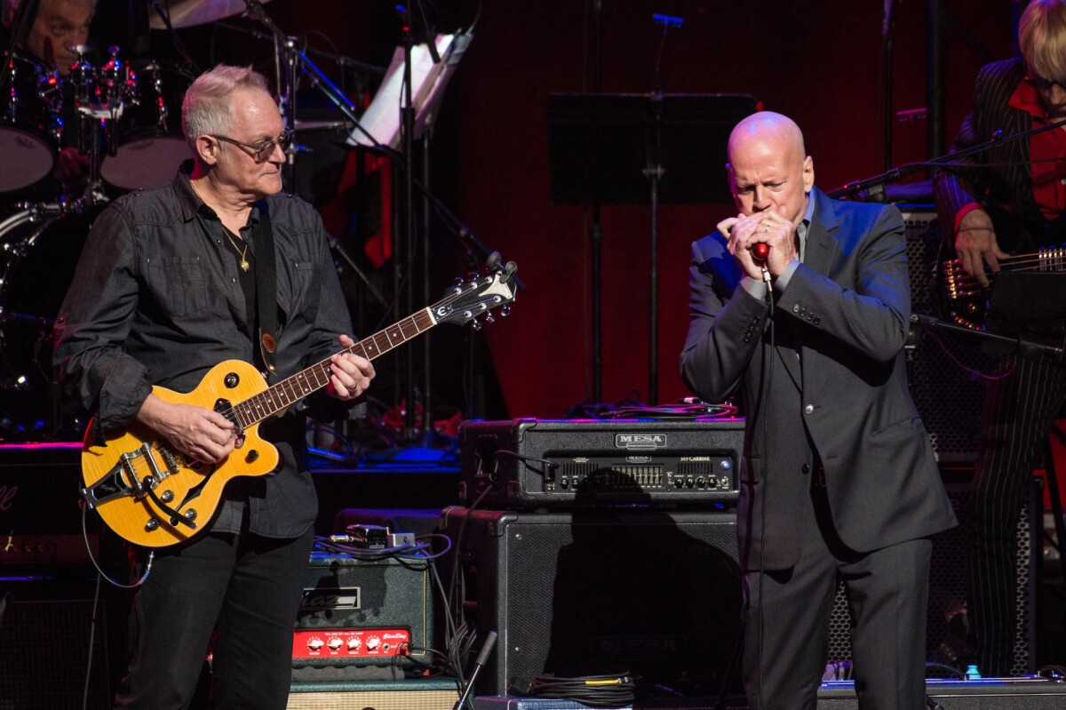 Photo : Bruce Willis joue de harmonica au Love Rocks NYC! A Change is ...