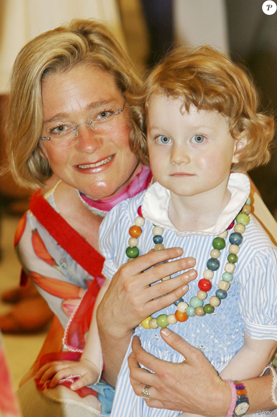 Delphine Boël avec sa fille Josephine en 2006 à une exposition à ...