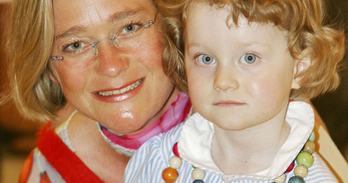 Delphine Boël avec sa fille Josephine en 2006 à une exposition à ...